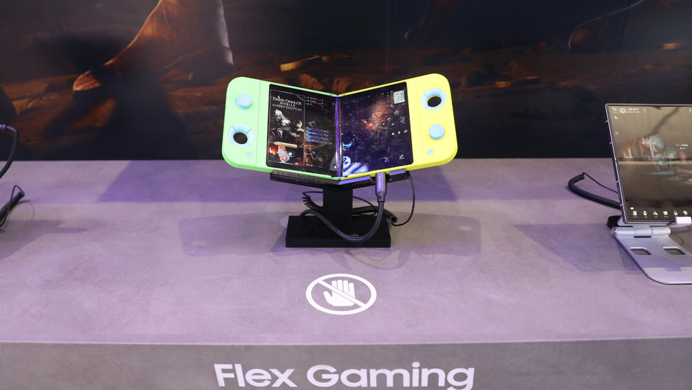Samsung presents a foldable handheld console concept, the Flex Gaming ...