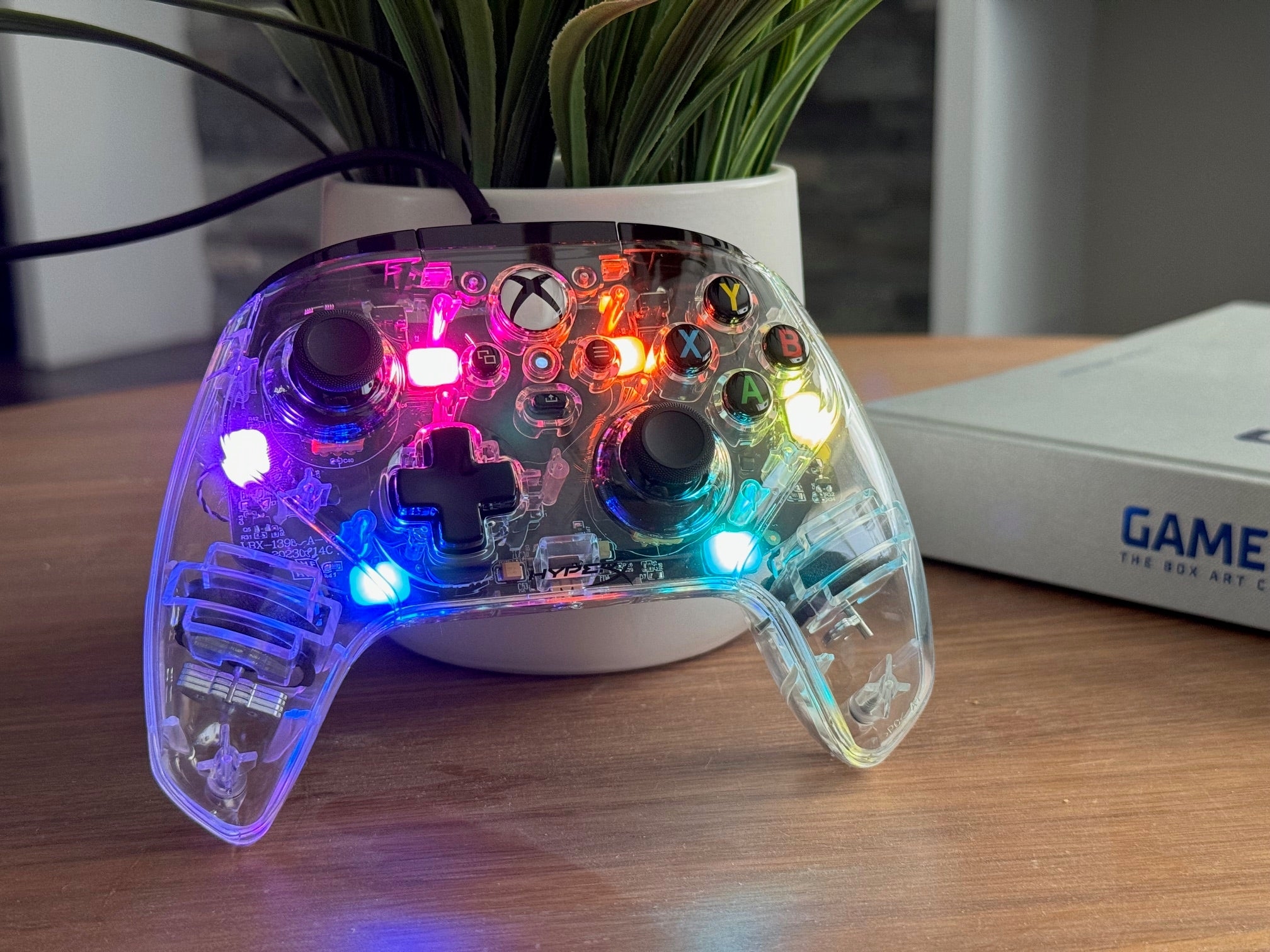 El mando con cable Clutch Gladiator RGB de HyperX está disponible por ...