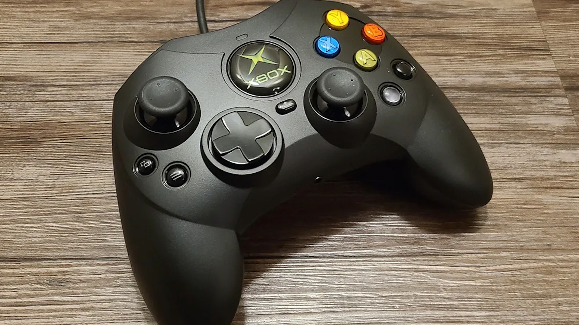 Hyperkin va relancer la première manette de la Xbox avec des joysticks ...