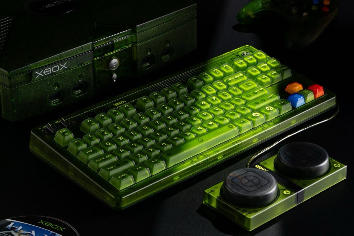 A keyboard and mouse in the colors of the first Xbox release in January ...